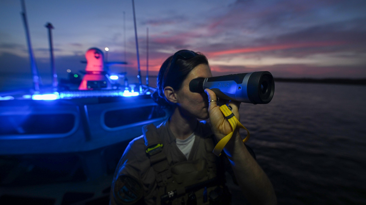 Marine Handheld Thermal Cameras | FLIR Marine